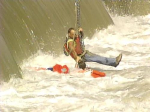 Hero construction worker saves drowning woman (10 Photos)