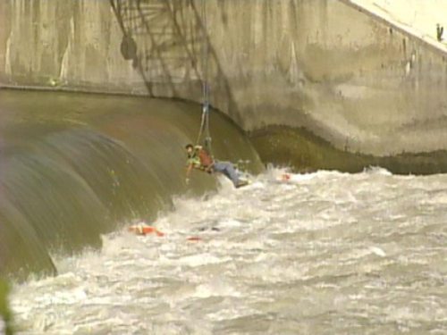 Hero construction worker saves drowning woman (10 Photos)