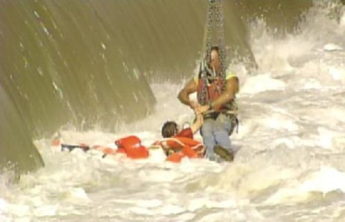 Hero construction worker saves drowning woman (10 Photos)