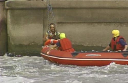 Hero construction worker saves drowning woman (10 Photos)