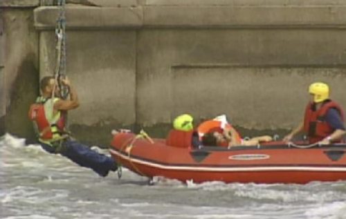Hero construction worker saves drowning woman (10 Photos)