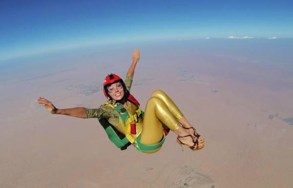 Either you win at skydiving or you look hilarious trying (22 Photos)