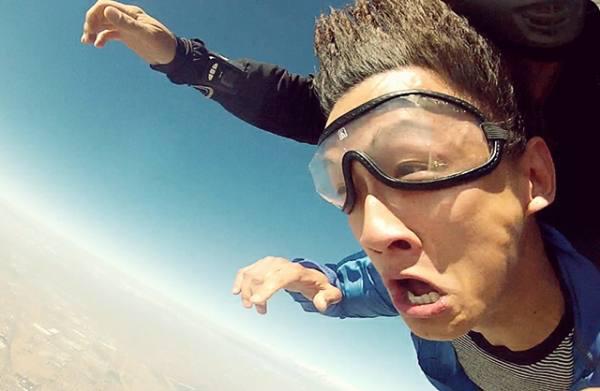 Either you win at skydiving or you look hilarious trying (22 Photos)