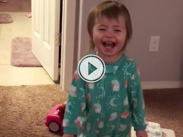 Little girl loves to fart (Video)