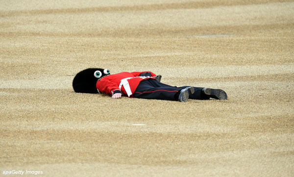 Fainting soldier gets the Photoshop treatment (Photos)