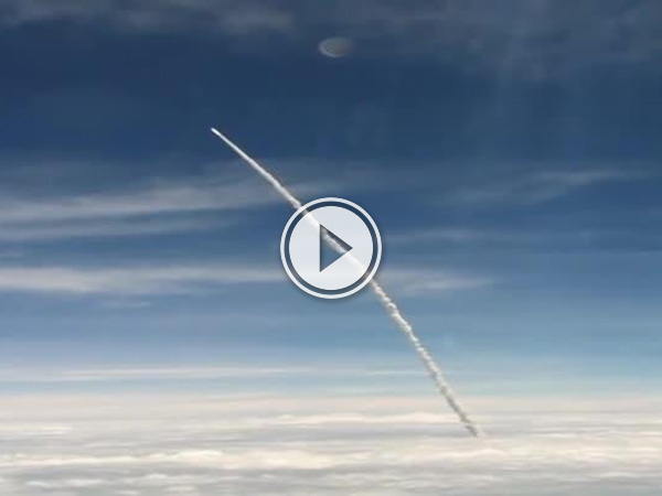 Guy captures a rocked launch from a plane