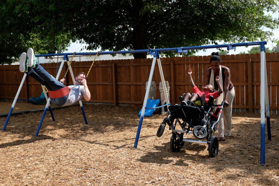 How America’s loneliest swing set inspired the nation (25 Photos)