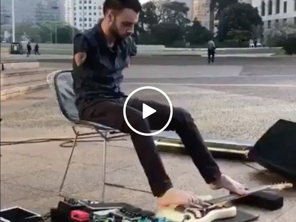 Armless guitar player shreds his axe better than anyone we know (Video)