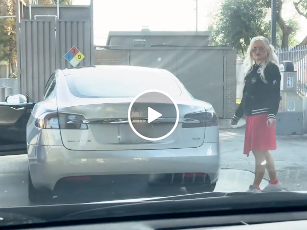 Woman doesn’t realize her Tesla car doesn’t take gas… (Video)