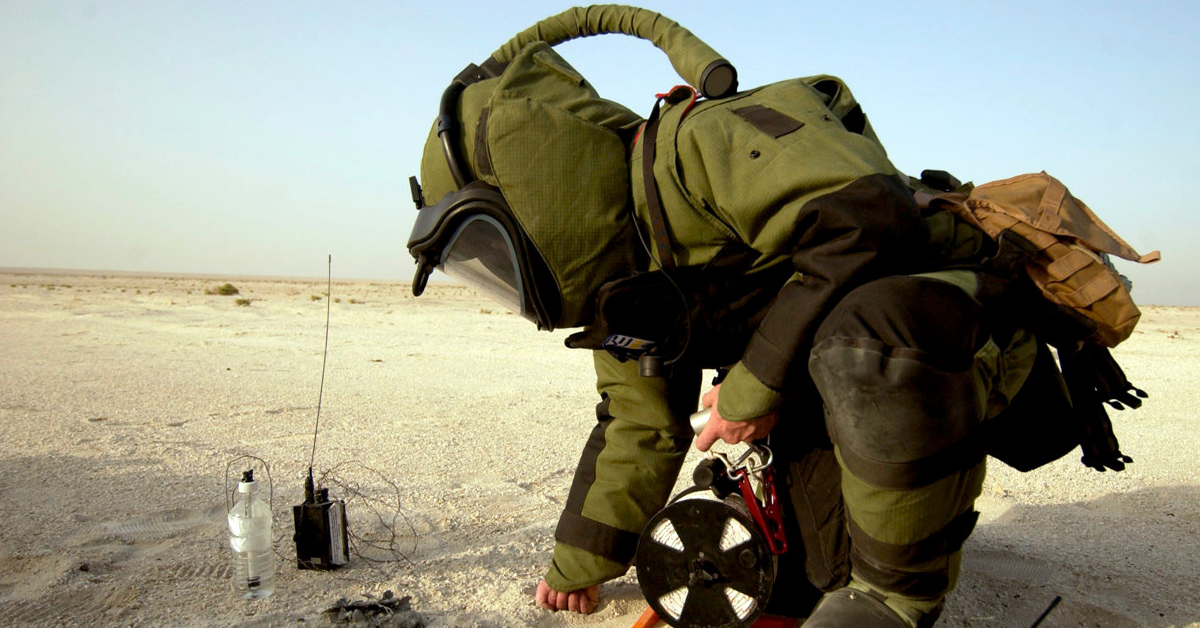 Bomb Suit How They Work EOD Technology ABS Photos Facts theChive.com