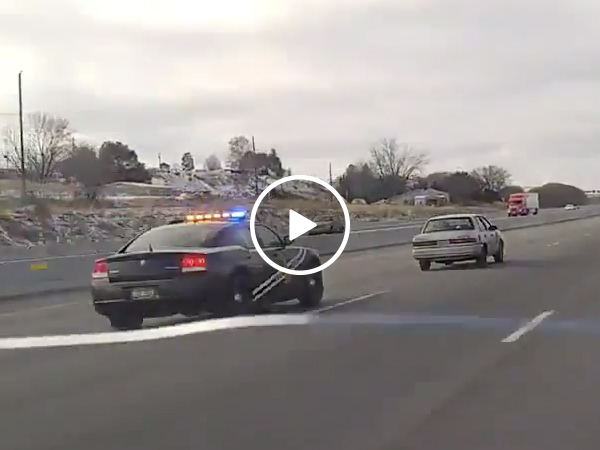 Police chase lines up perfectly with guys car radio (Video)