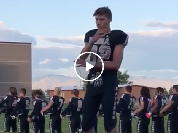 Awesome HS football player translates the US anthem into sign language ...