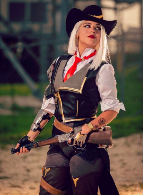 This stunning cosplayer is taking things to another level (35 Photos)