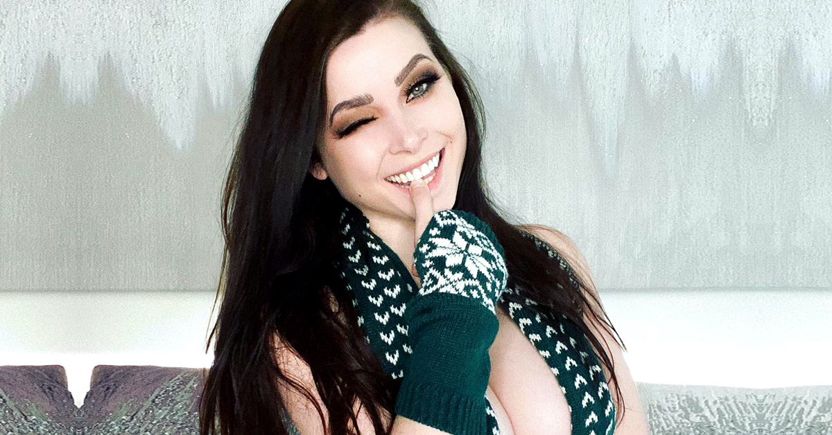 Sexy Chivettes are spreading 'Christmas in July' cheer | theCHIVE