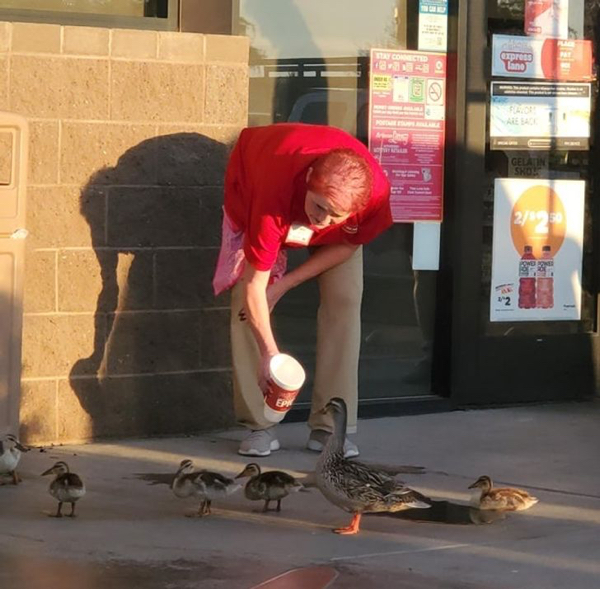 Small acts of kindness can make a difference | Humanity | theCHIVE