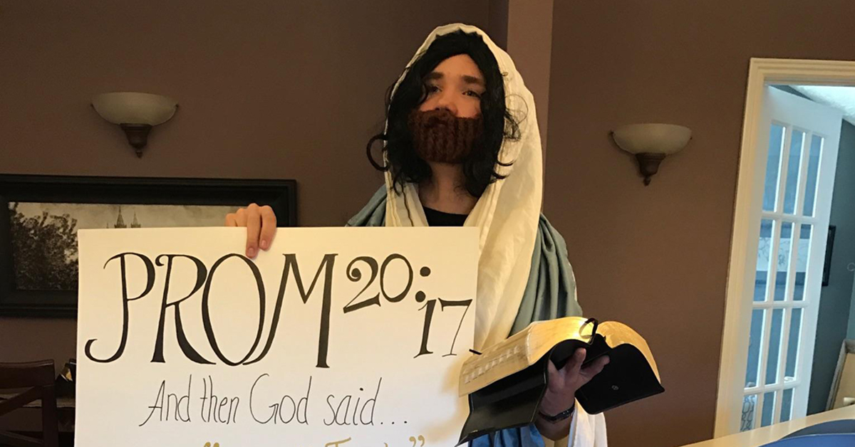 Gotta give it up for these clever "Promposals"