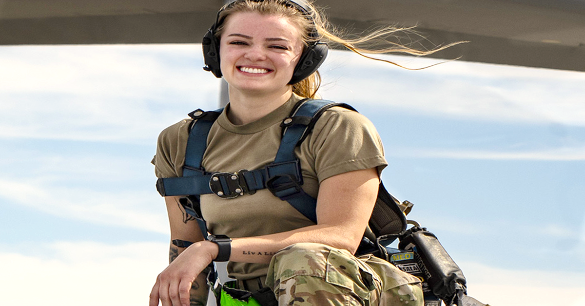 Beautiful Girls Air Force Crew C-17 Globemaster Awesome Women Military
