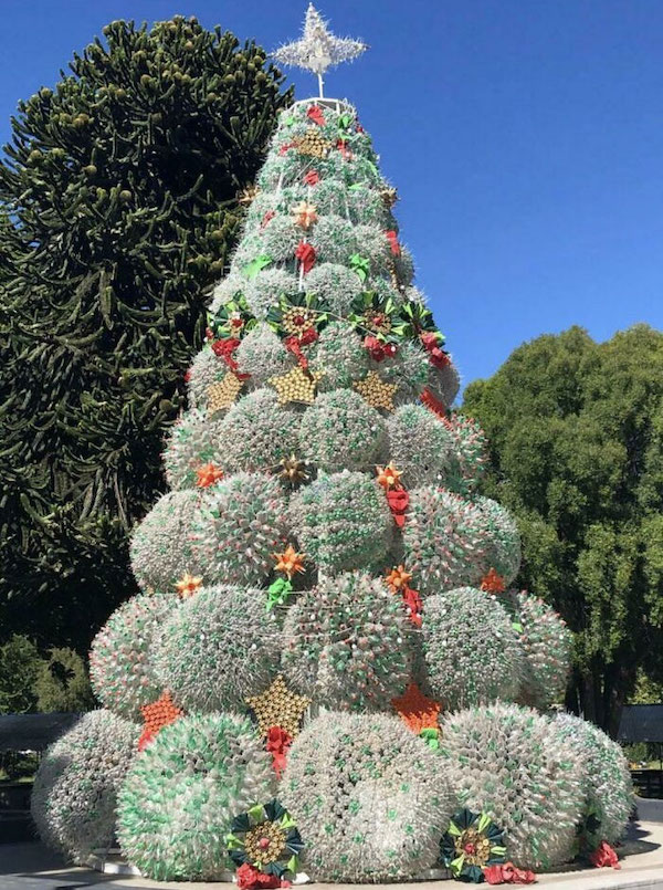 The most bad*ss Christmas trees I've ever seen (32 Photos)
