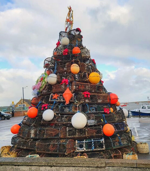 The most bad*ss Christmas trees I've ever seen (32 Photos)