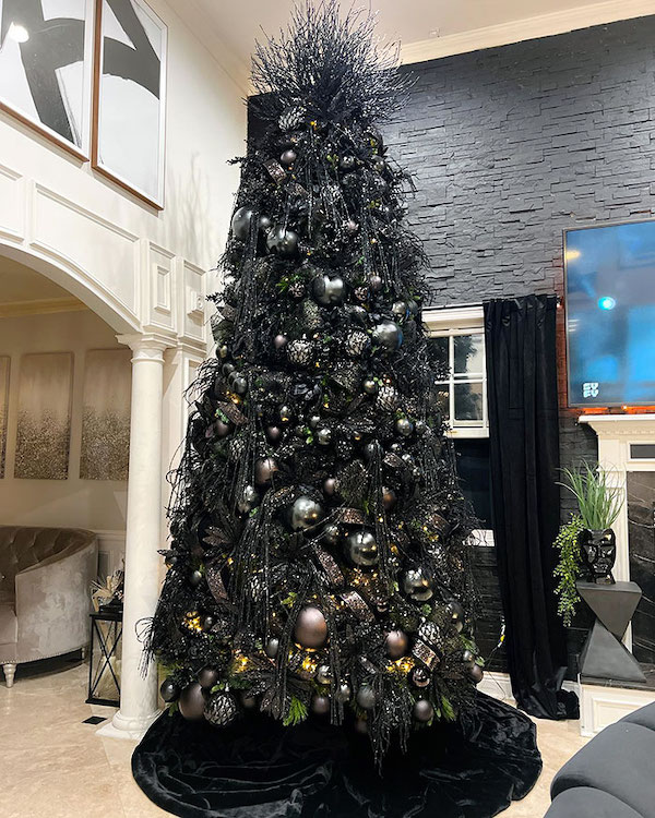 The most bad*ss Christmas trees I've ever seen (32 Photos)