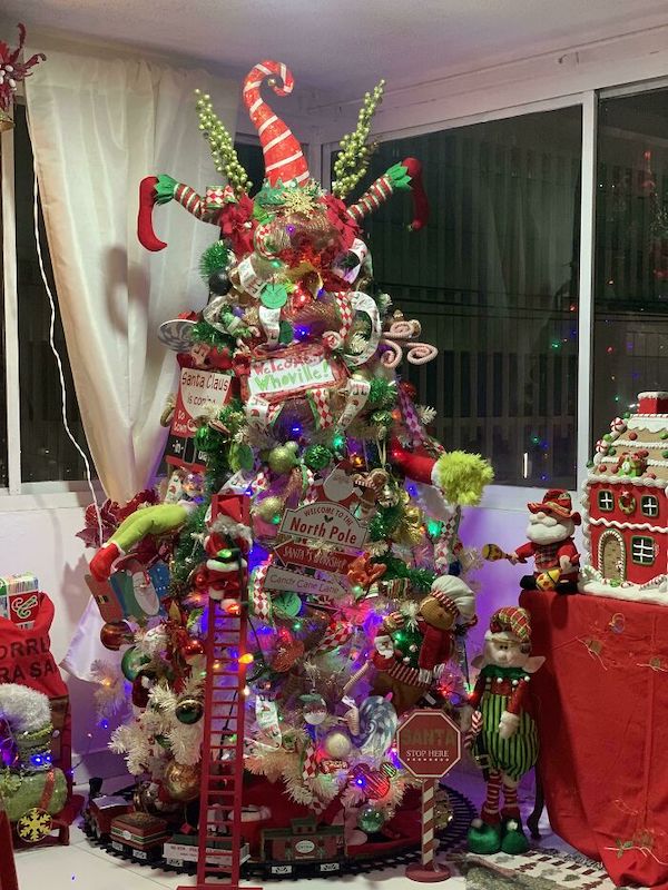 The most bad*ss Christmas trees I've ever seen (32 Photos)