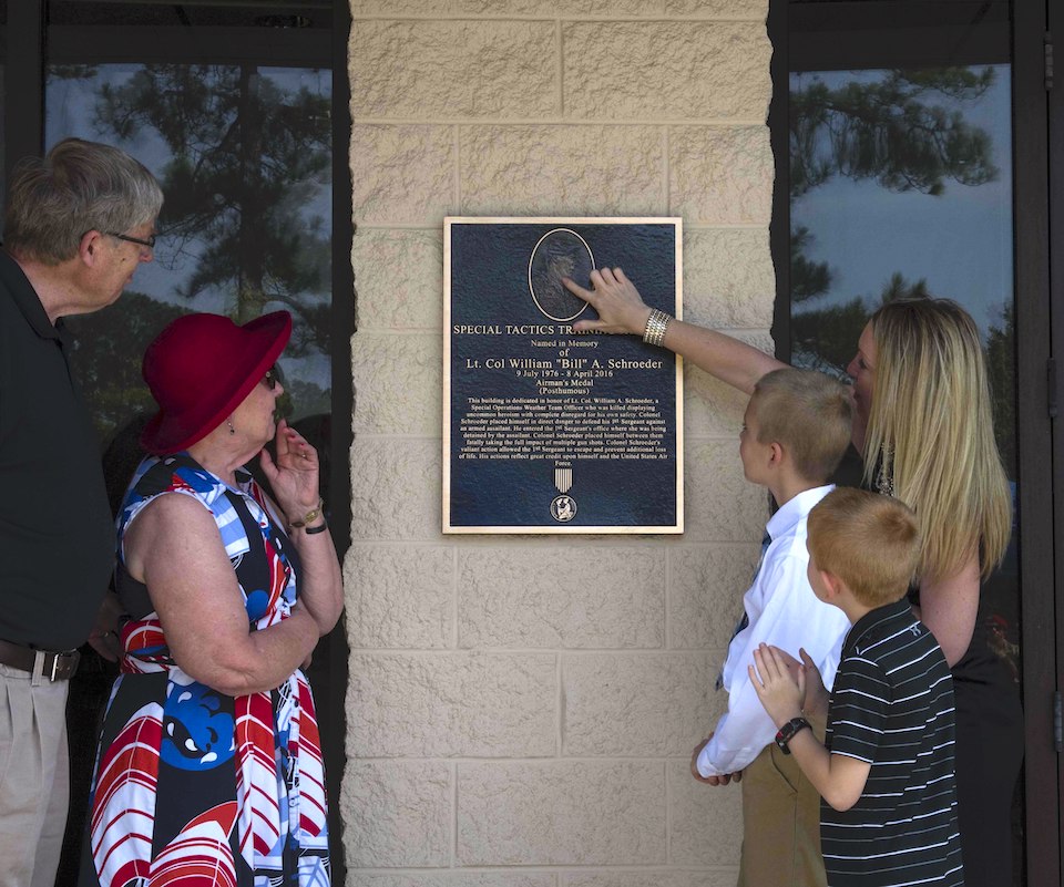 Hero Special Forces Para-Rescue PJ Story of Bill Schroeder Save Lives