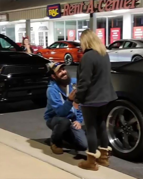 The most cringey WTF marriage proposals we've ever seen (28 Photos)