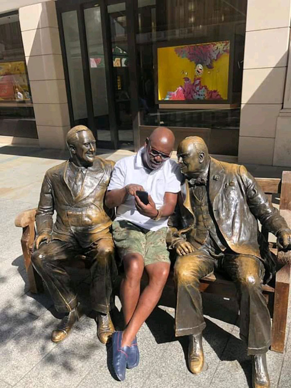 People using statues to make their photos 100 times better