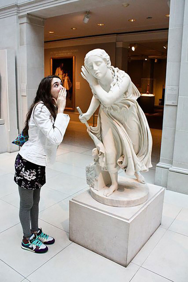 People using statues to make their photos 100 times better