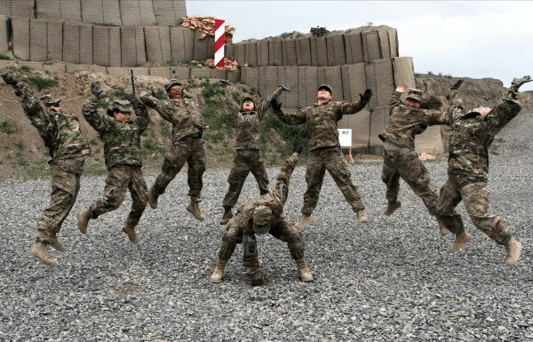 Beautiful Military Girls and Funny Misfit Chivers Who Serve Photos