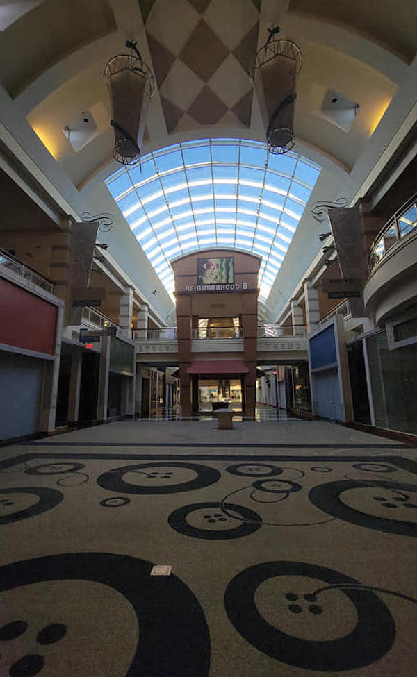 Eerie and abandoned shopping malls from yester-year (40 Photos)