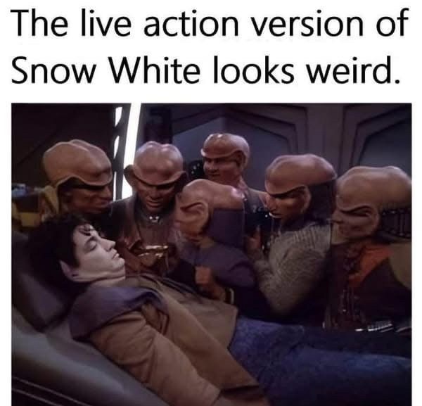 A fresh batch of geeky memes to go with your Christmas presents