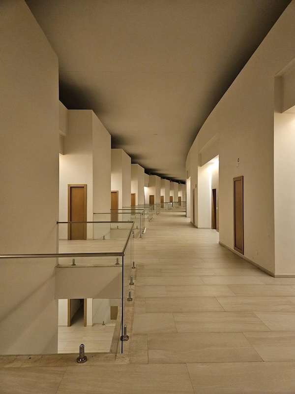 Liminal spaces are like a massage for your mind (25 Photos)